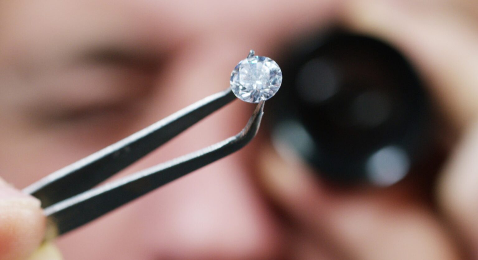 7 Ways to Tell if Your Ring’s Diamond is Real or Fake